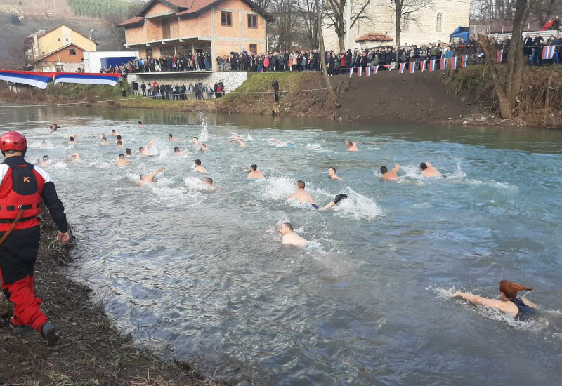 Danilo Kovačević i Mladen Golubović prvi doplivali do Časnog krsta ...